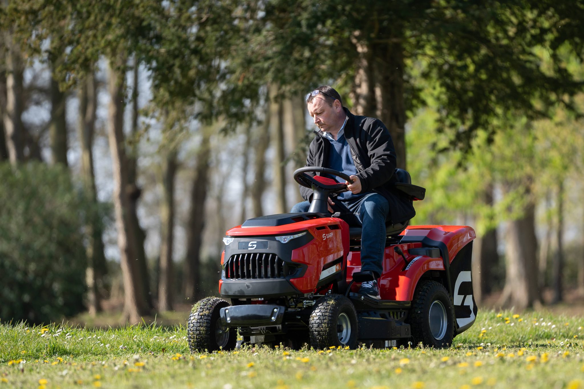 Découvrez les tondeuses autoportées Sarp